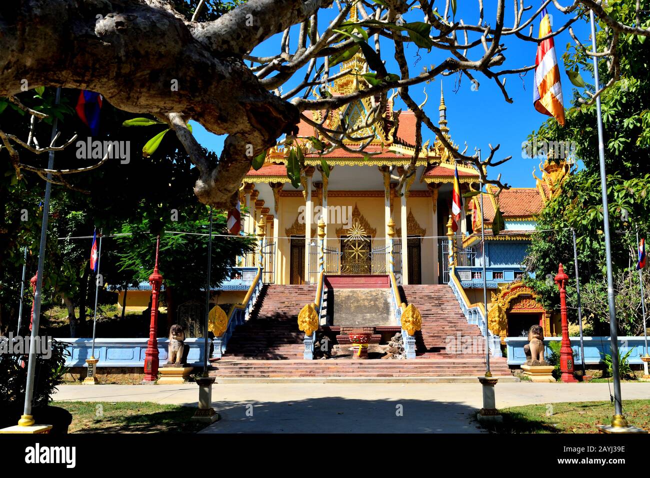 Wat ek phnom temple cambodia hi-res stock photography and images - Alamy