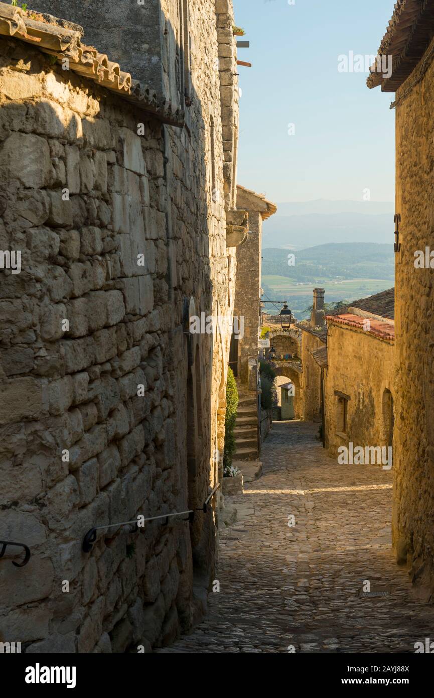 Cobblestone gate gates hi-res stock photography and images - Alamy