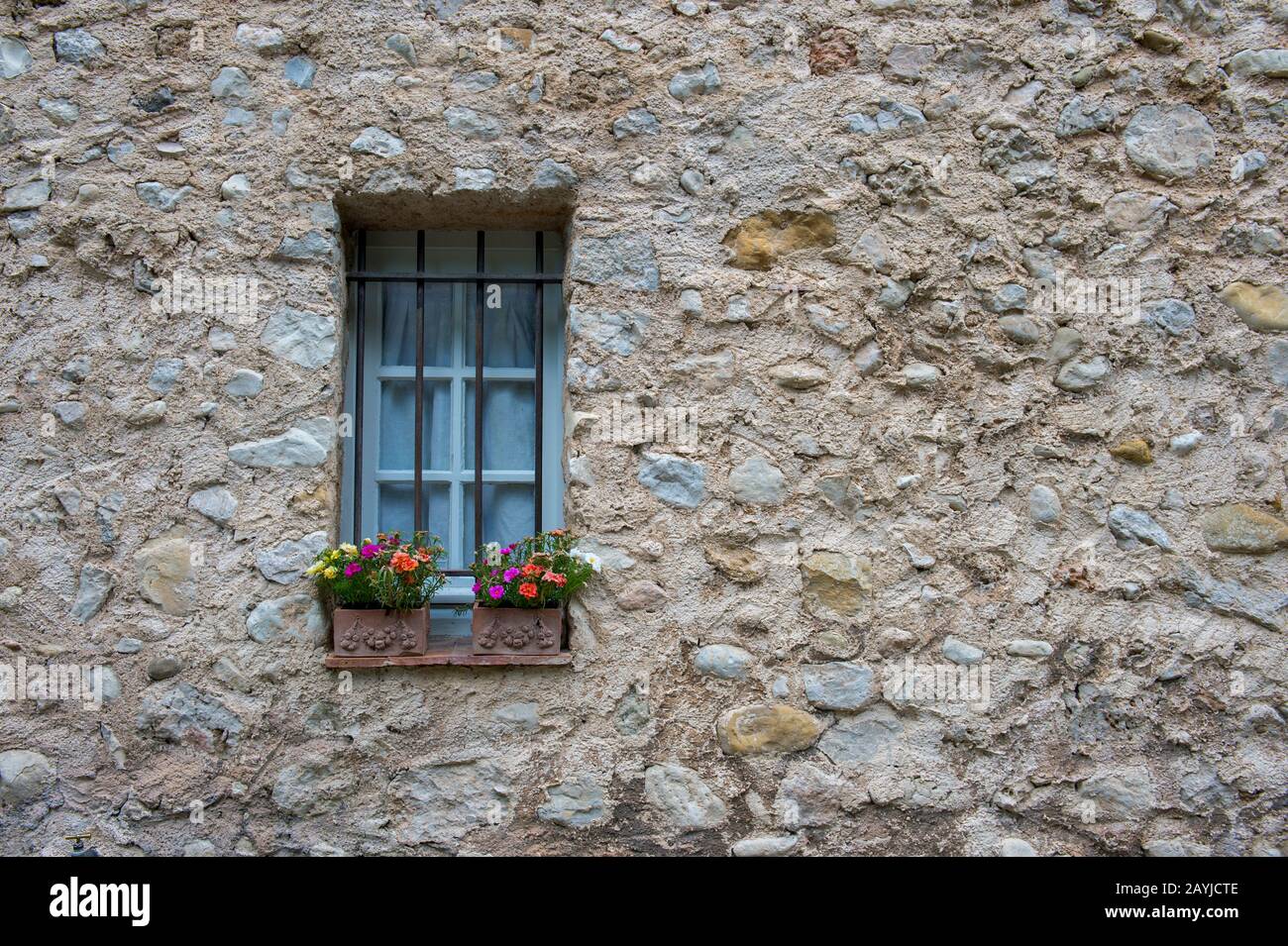French provence garden stone wall hi-res stock photography and images ...