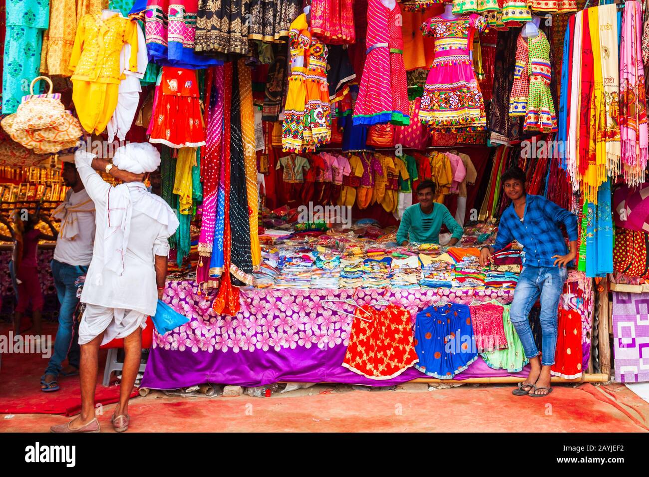 DELHI, INDIA - SEPTEMBER 20, 2019: Small shop with indian colorful ...