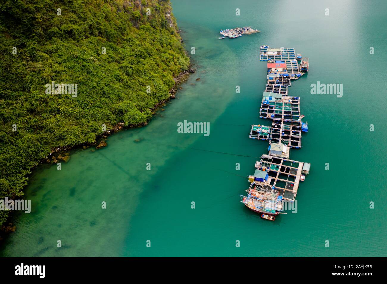 Cua van floating village hi-res stock photography and images - Alamy
