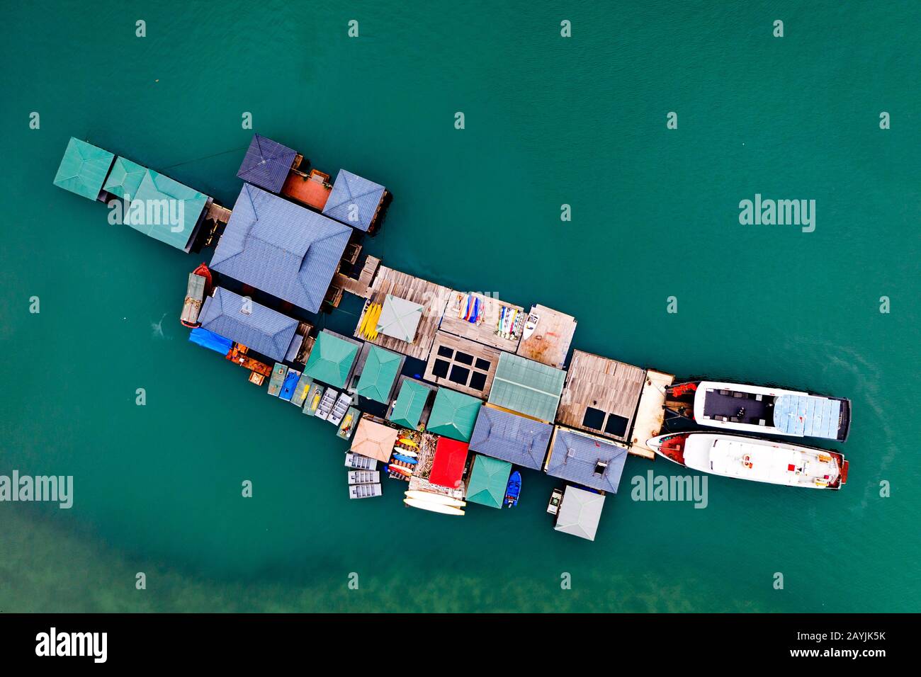 Cua van floating village hi-res stock photography and images - Alamy