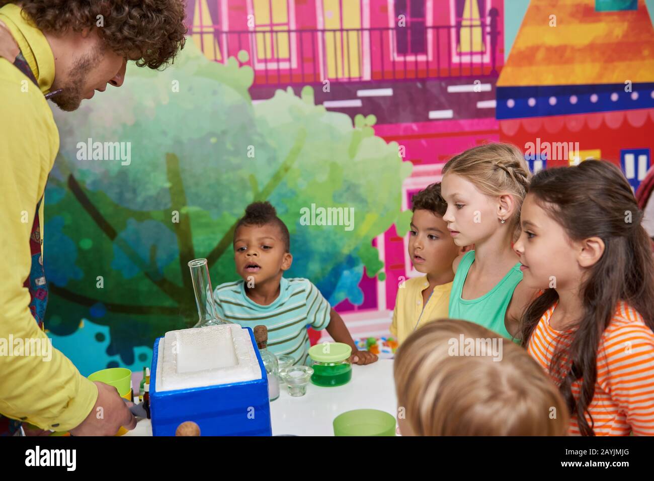 Science experiment and smoke hi-res stock photography and images - Alamy