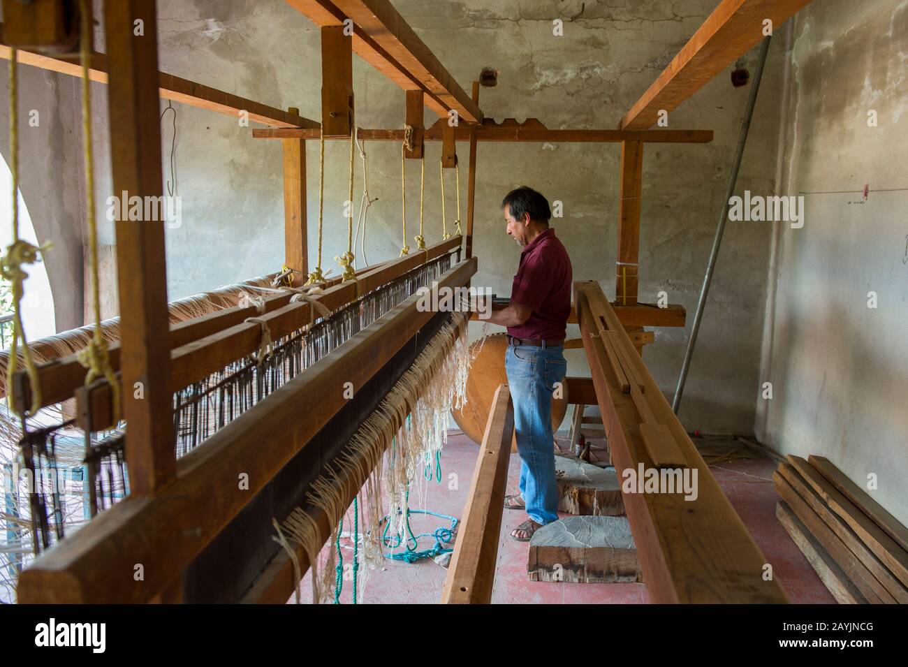 Man weaving loom hi-res stock photography and images - Alamy