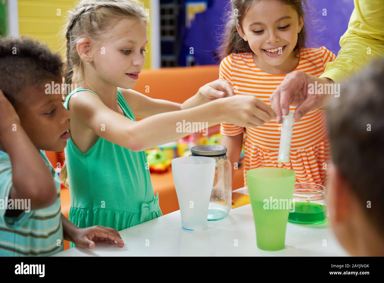 Children doing experiment hi-res stock photography and images - Alamy