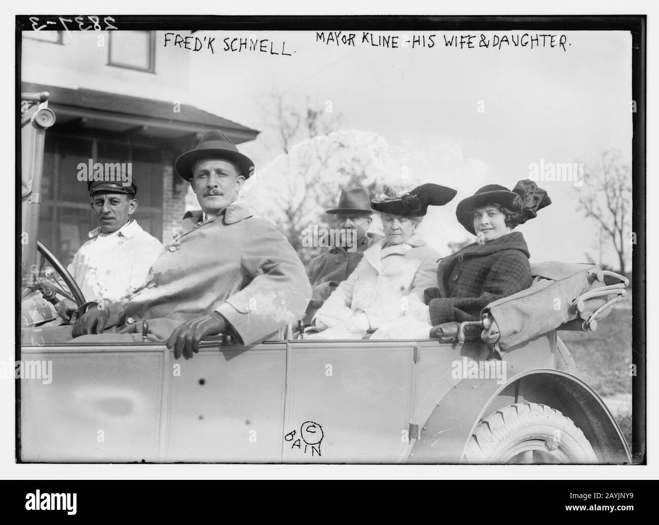 Fred'k Schnell, Mayor Kline, his wife & daughter Stock Photo - Alamy