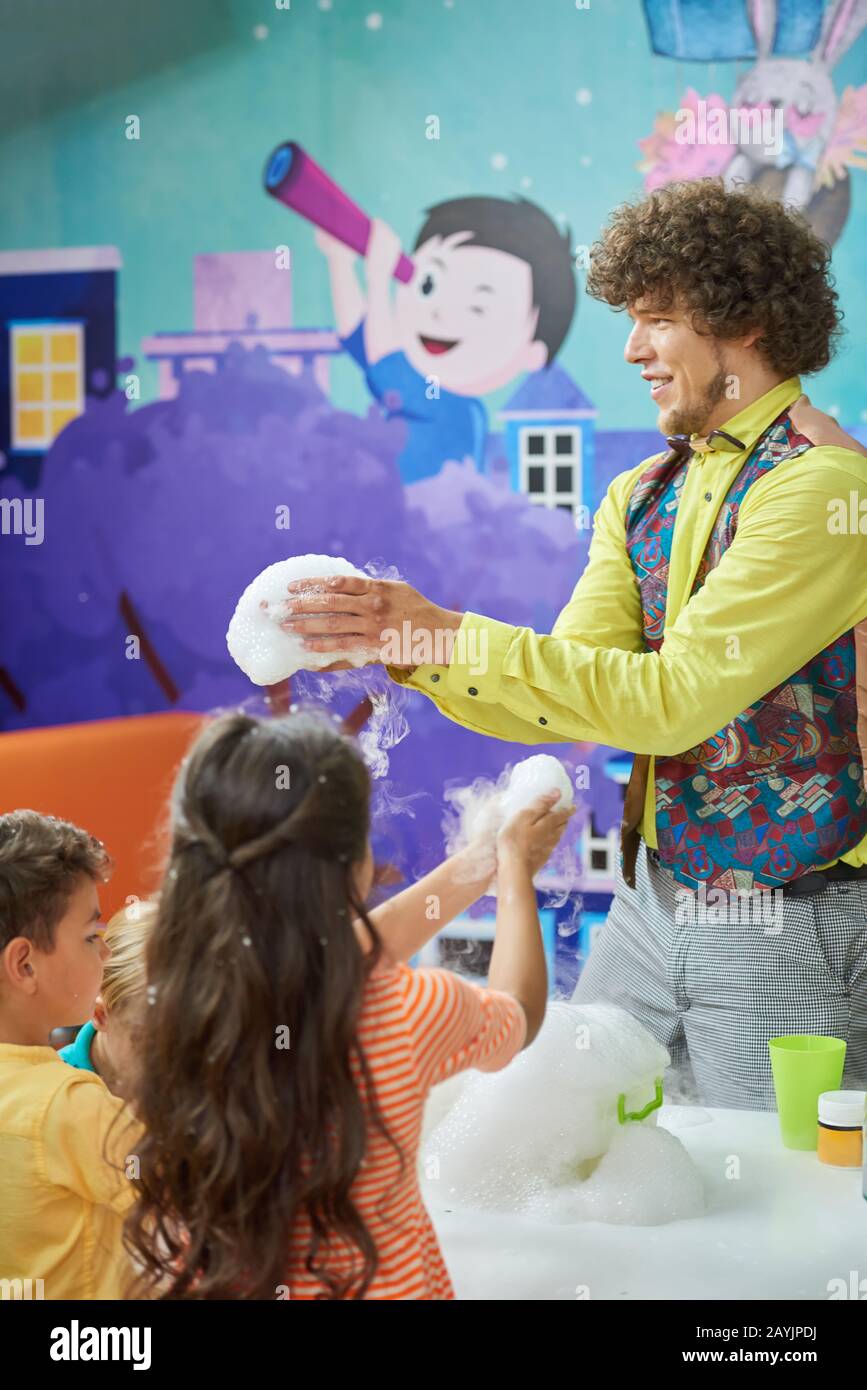 Children and entertainer doing science experiments Stock Photo - Alamy