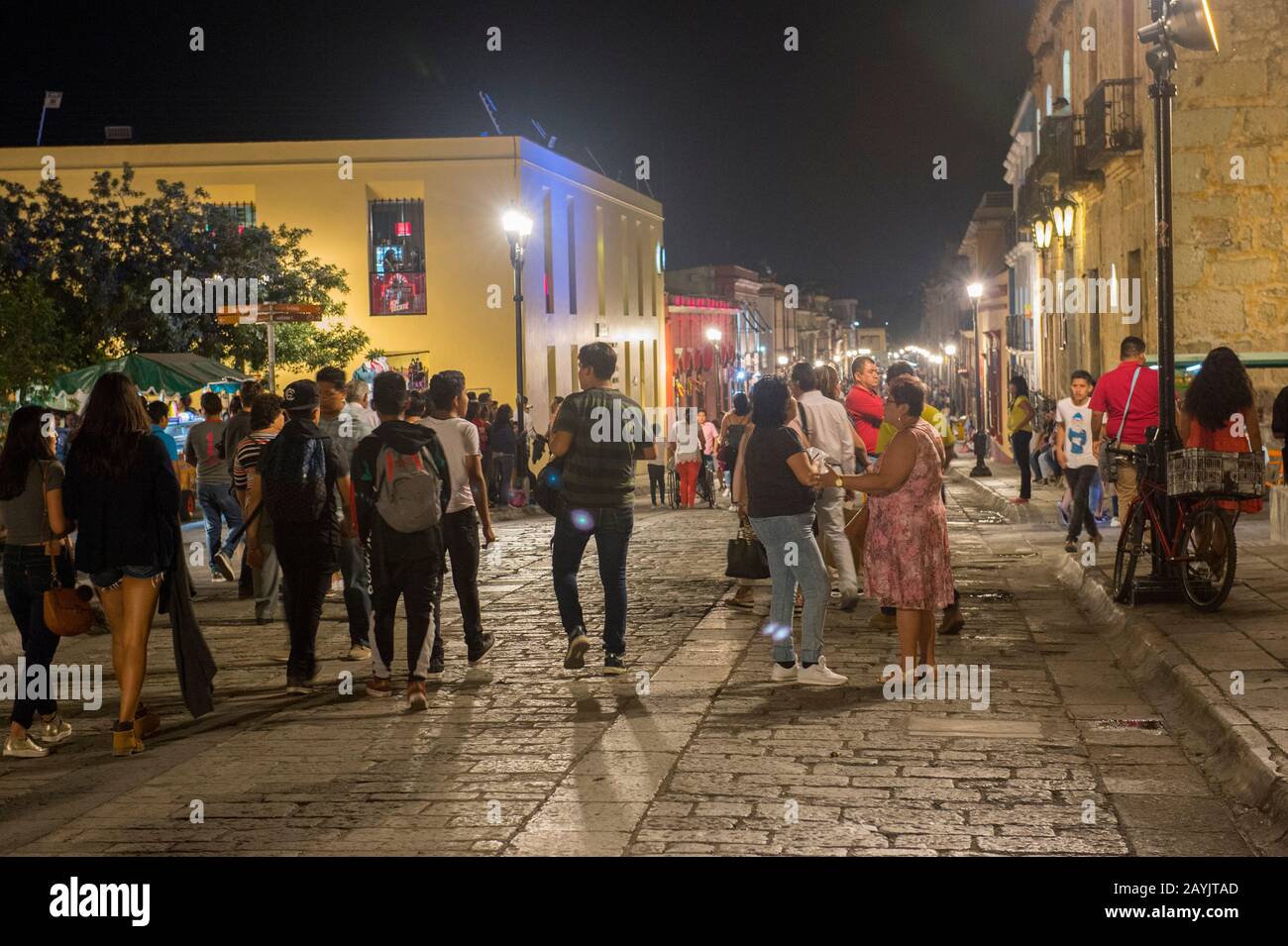 Lively street scene hi-res stock photography and images - Alamy