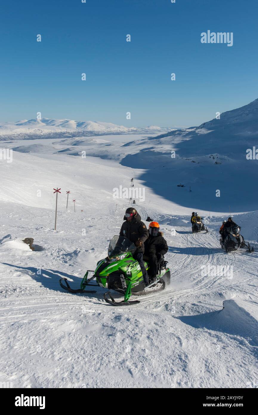 A snowmobile excursion is arriving at the Laktatjakko Mountain Station ...