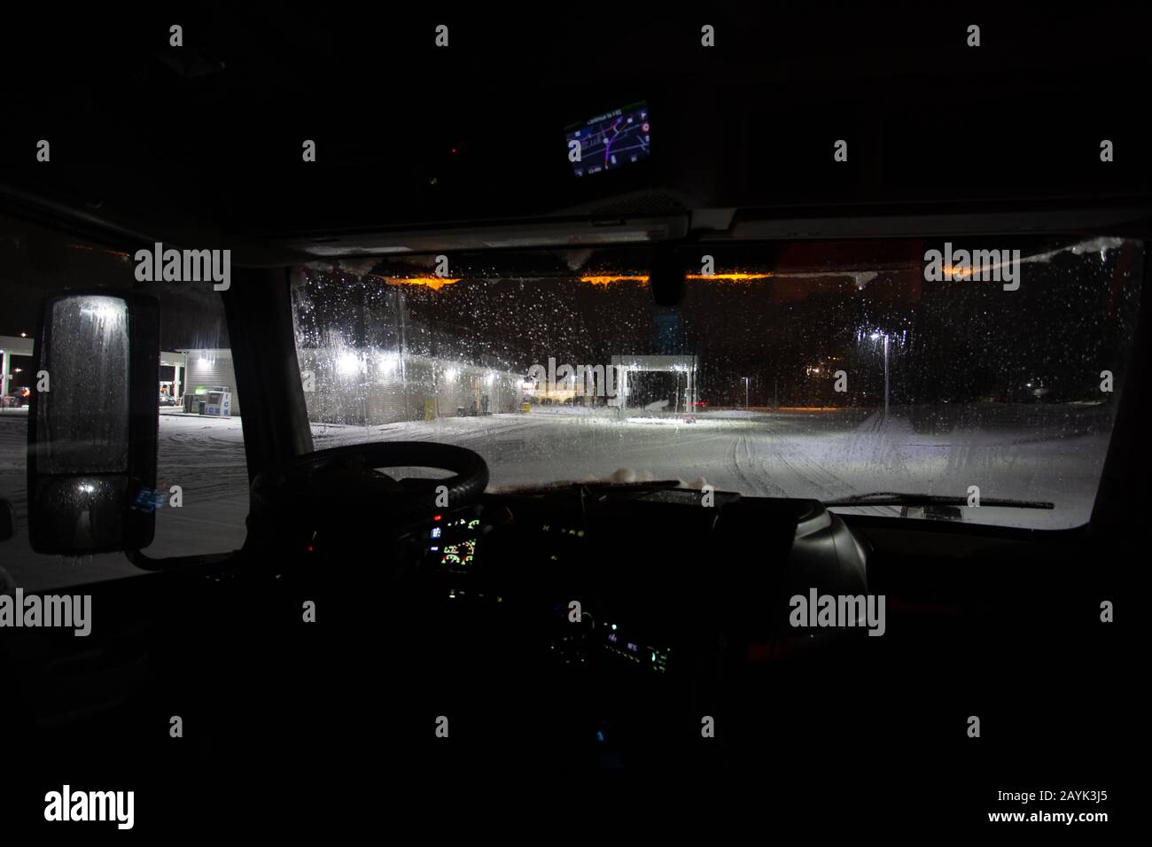 Delivery truck night hi-res stock photography and images - Alamy