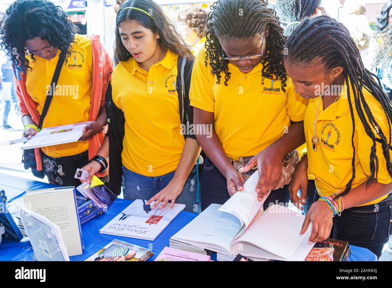 Uniform girls shopping hi-res stock photography and images - Alamy