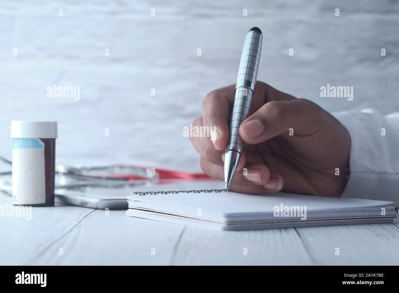 Doctor hand prescription hi-res stock photography and images - Alamy