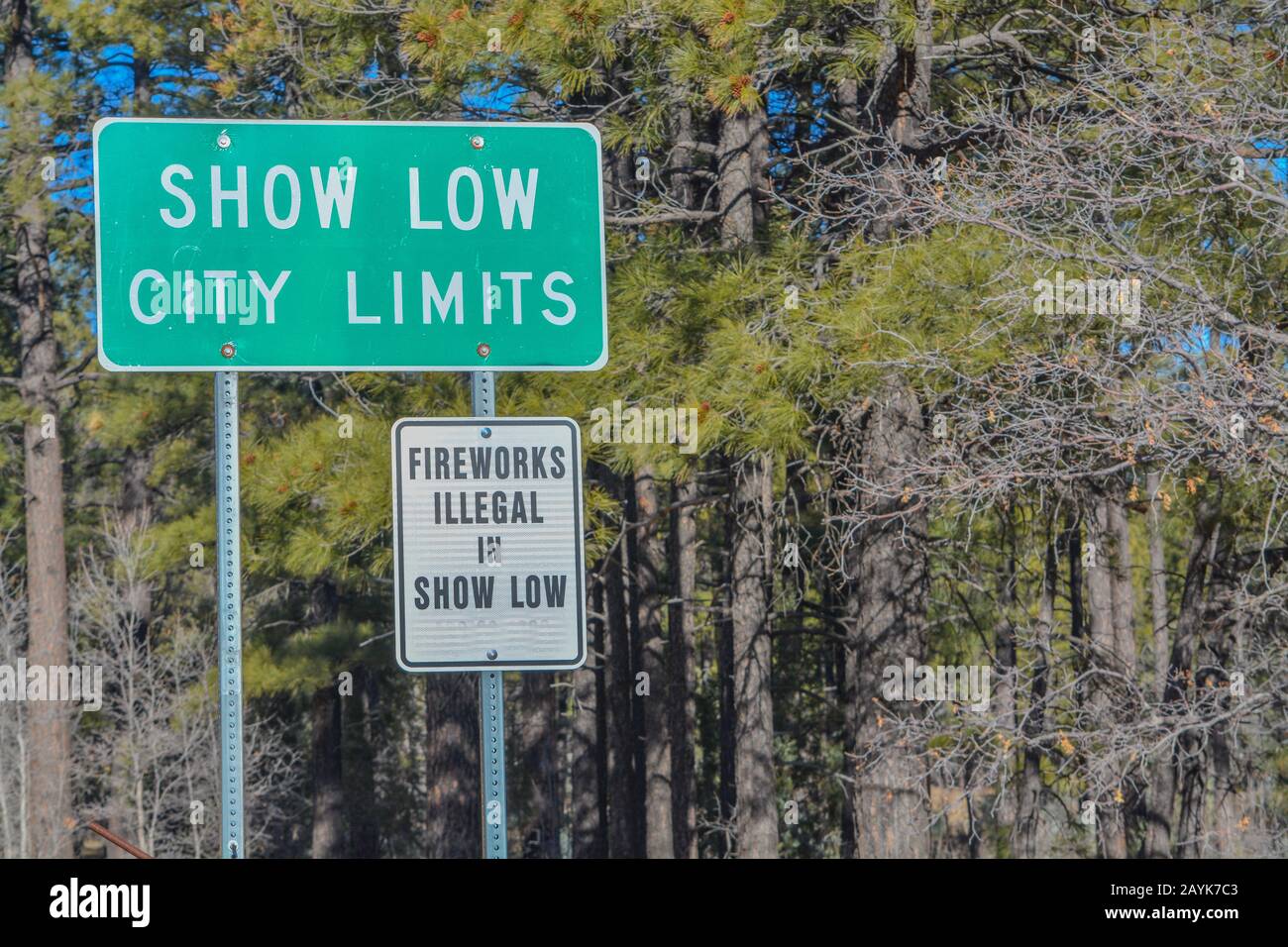Show low city limits sign hi-res stock photography and images - Alamy