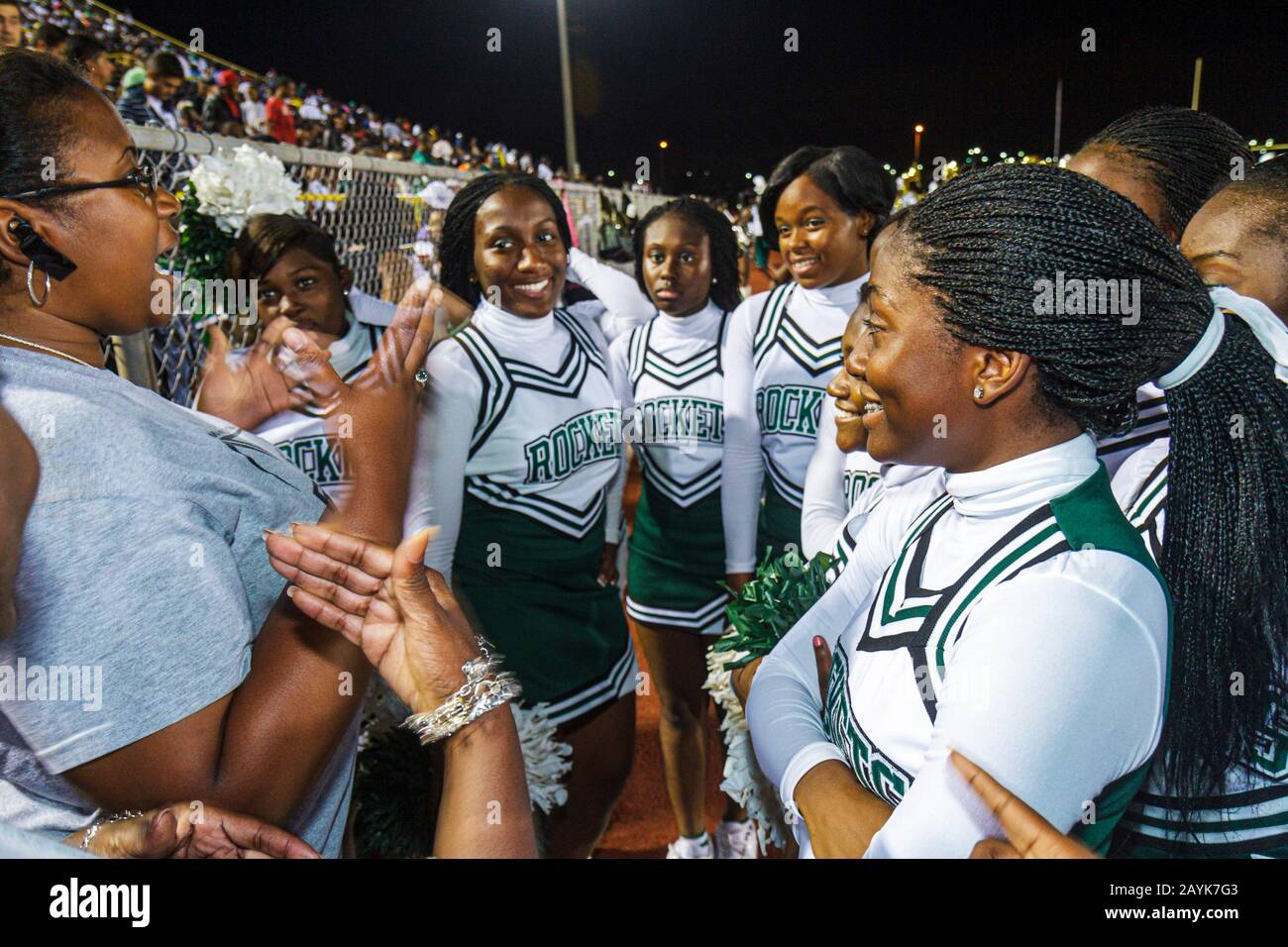 High school football cheerleaders hi-res stock photography and images ...