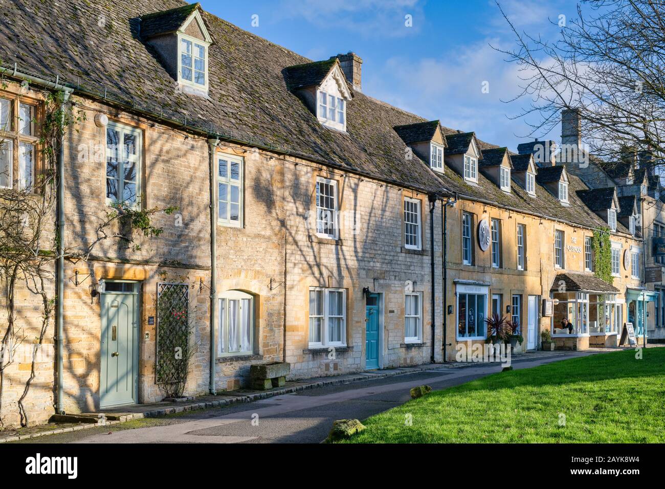 Old stone cottages hi-res stock photography and images - Alamy