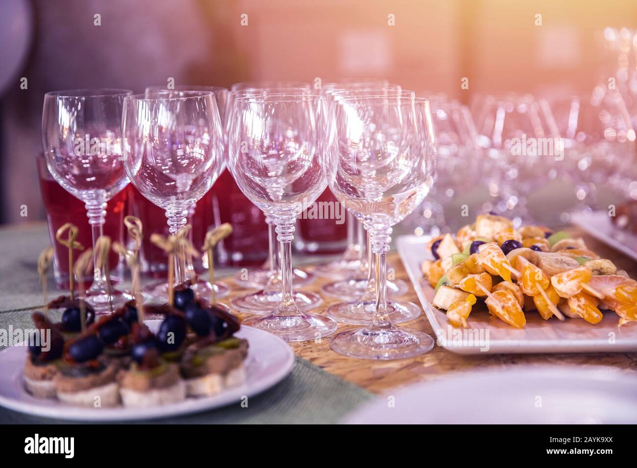 Wedding table setting staff hi-res stock photography and images - Alamy