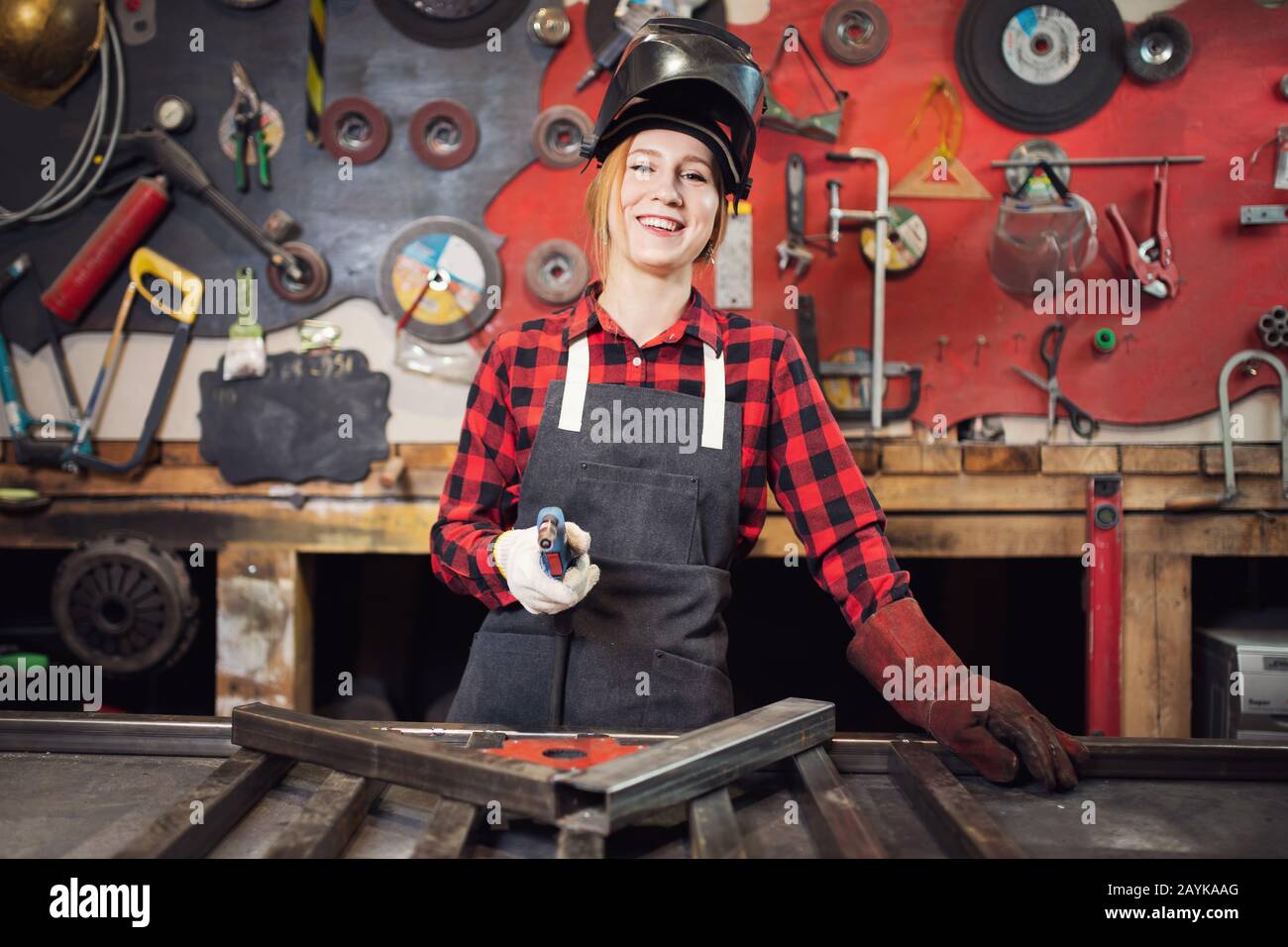 Woman welding hi-res stock photography and images - Alamy
