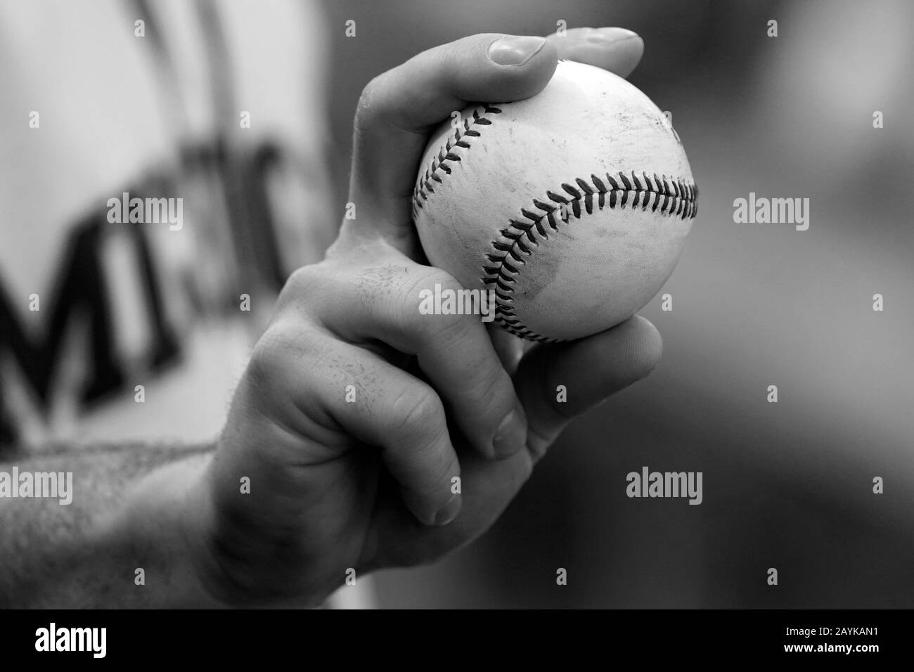 A pitcher shows how to grip a baseball Stock Photo - Alamy