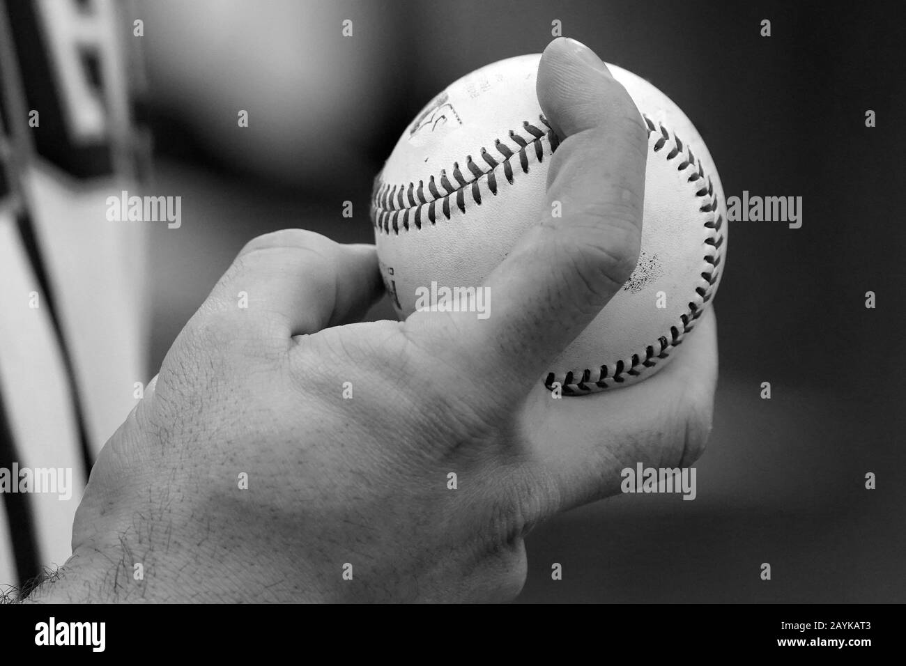 A pitcher shows how to grip a baseball Stock Photo - Alamy