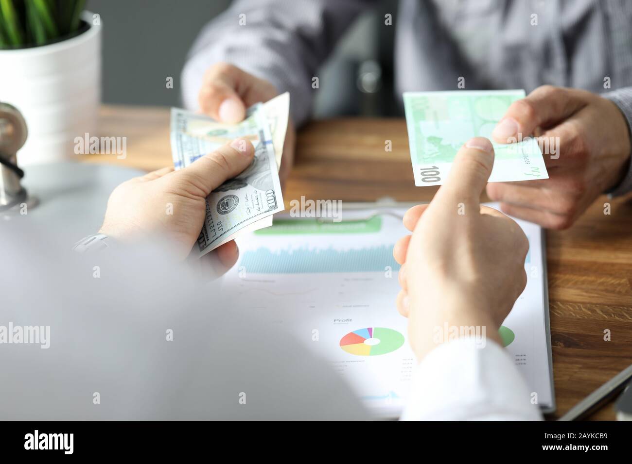 Profit according to progress report, cashing out Stock Photo - Alamy