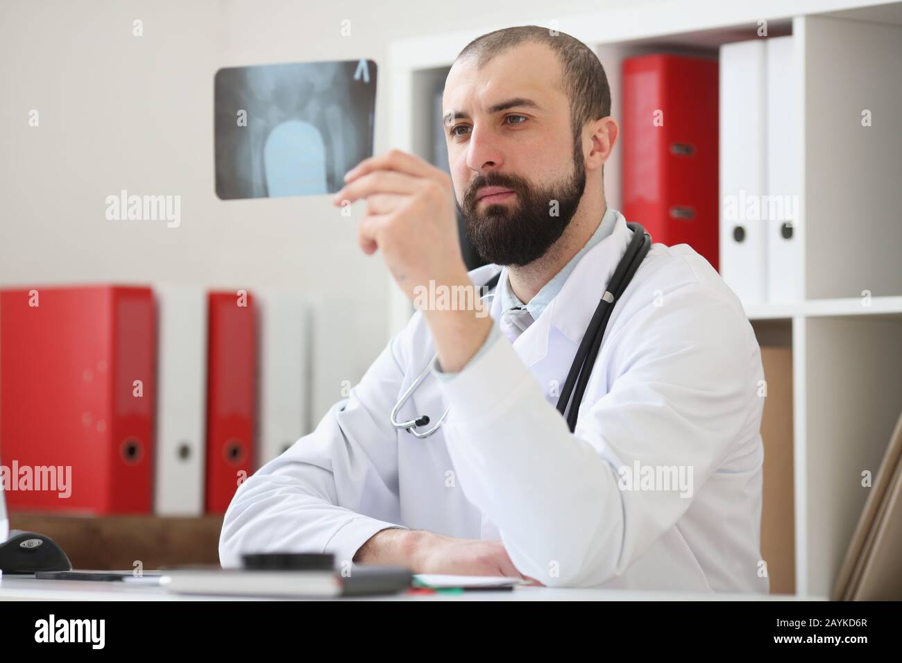 Doctor watching x-ray of patient Stock Photo - Alamy
