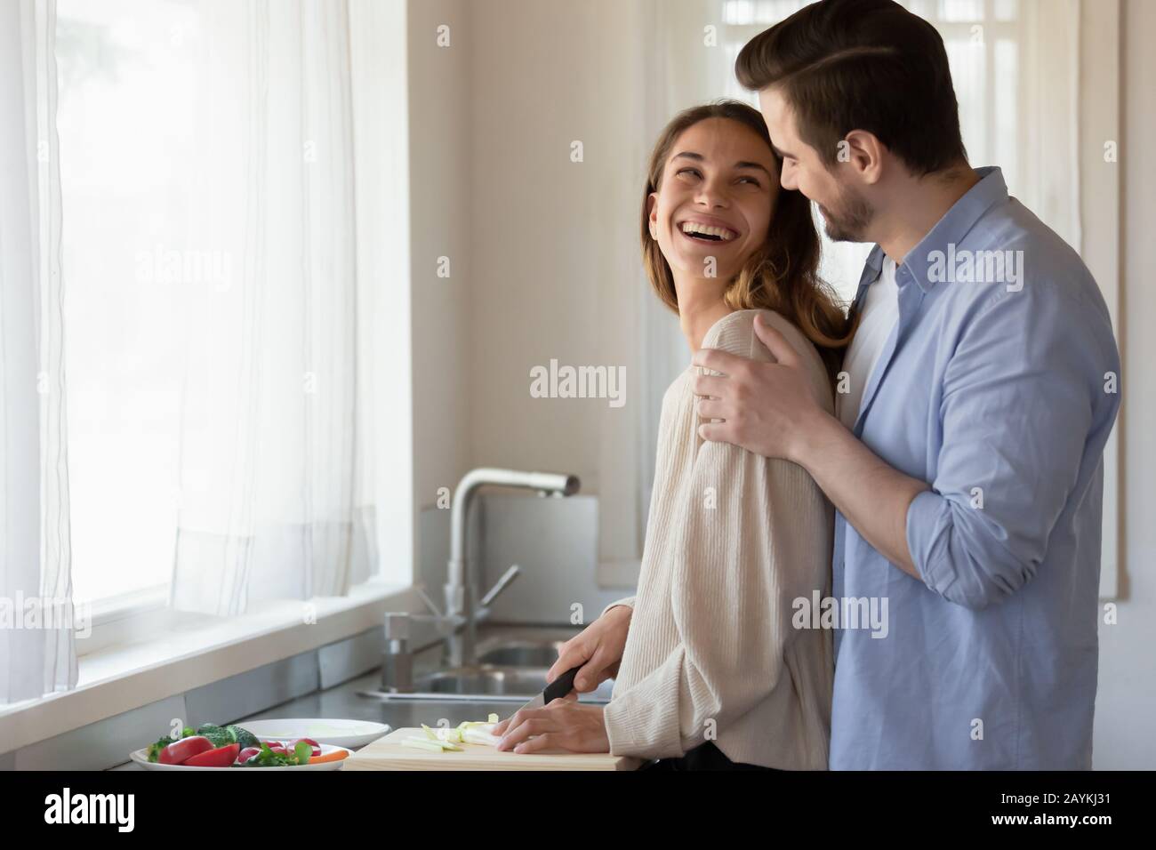 Couple hug kitchen hi-res stock photography and images - Alamy