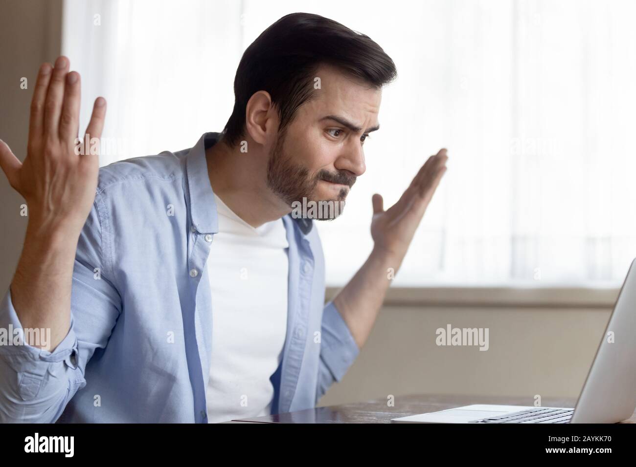 Slow computer screen hi-res stock photography and images - Alamy