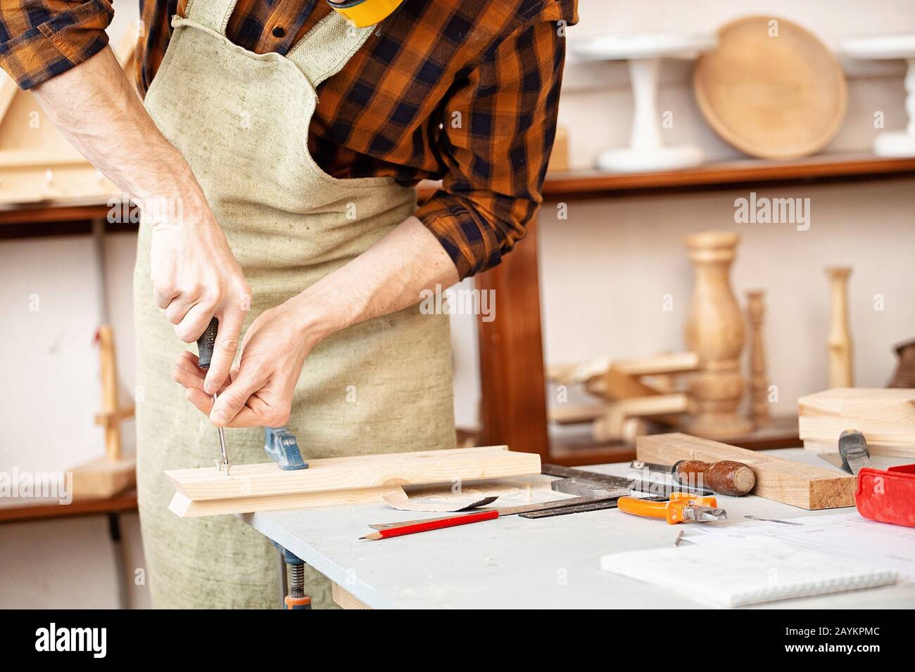 Handy man screwdriver hi-res stock photography and images - Alamy
