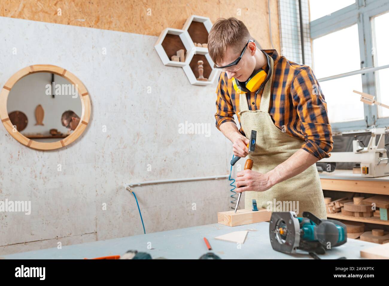 Hand labor hi-res stock photography and images - Alamy