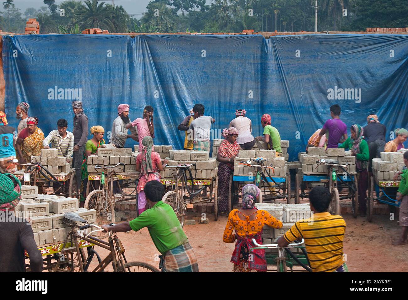Women Carrying Bricks High Resolution Stock Photography and Images - Alamy