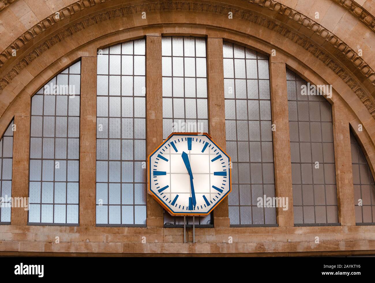Waterloo clock face hi-res stock photography and images - Alamy
