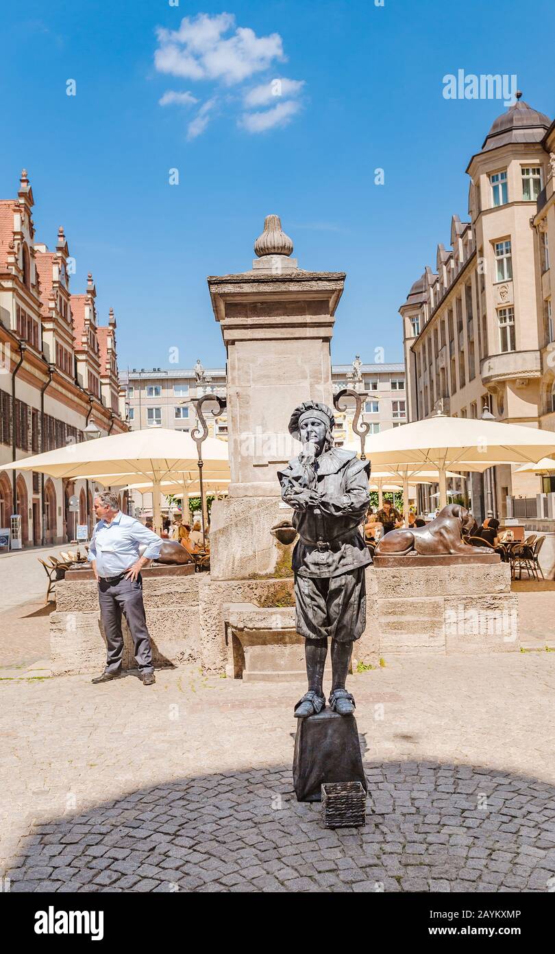 Man in white living statue hi-res stock photography and images - Alamy