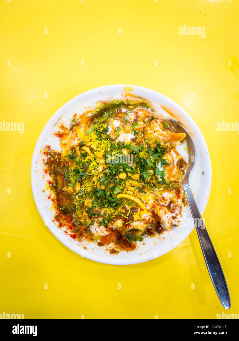 Indian Famous food Raj Kachori chaat ,/ Samosa Chaat Stock Photo - Alamy