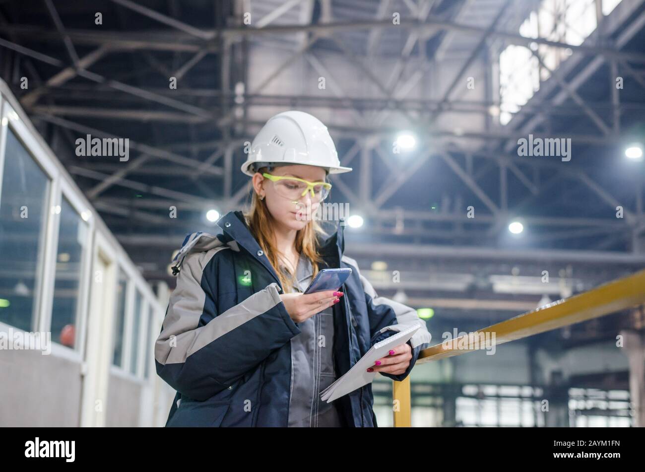 Female manufacturing production hi-res stock photography and images - Alamy