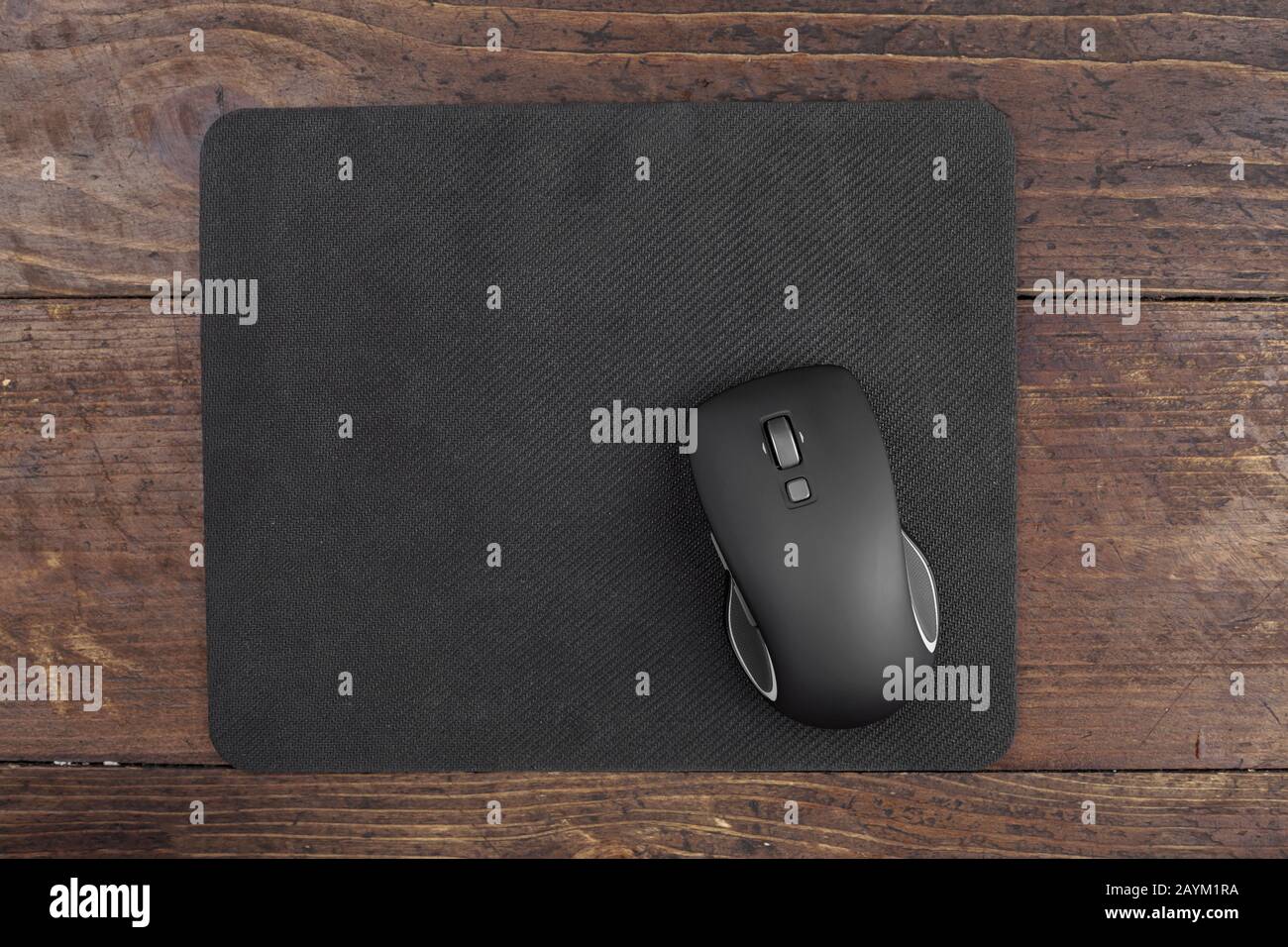 Wireless modern computer mouse on the mat Stock Photo - Alamy