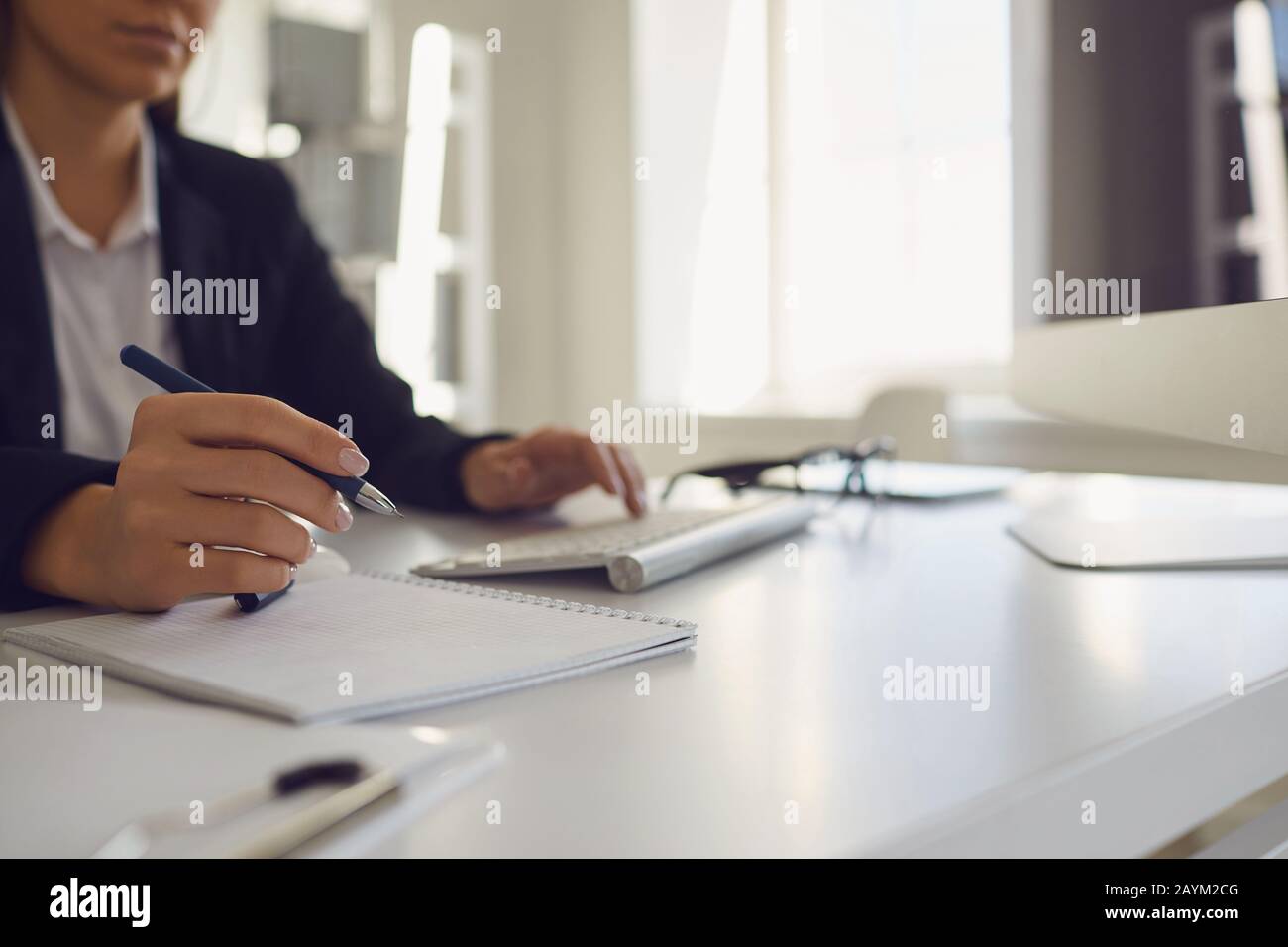 Handless woman hi-res stock photography and images - Alamy