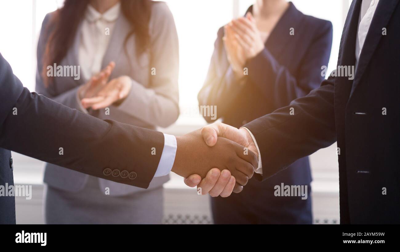 Handshake business black woman hi-res stock photography and images - Alamy