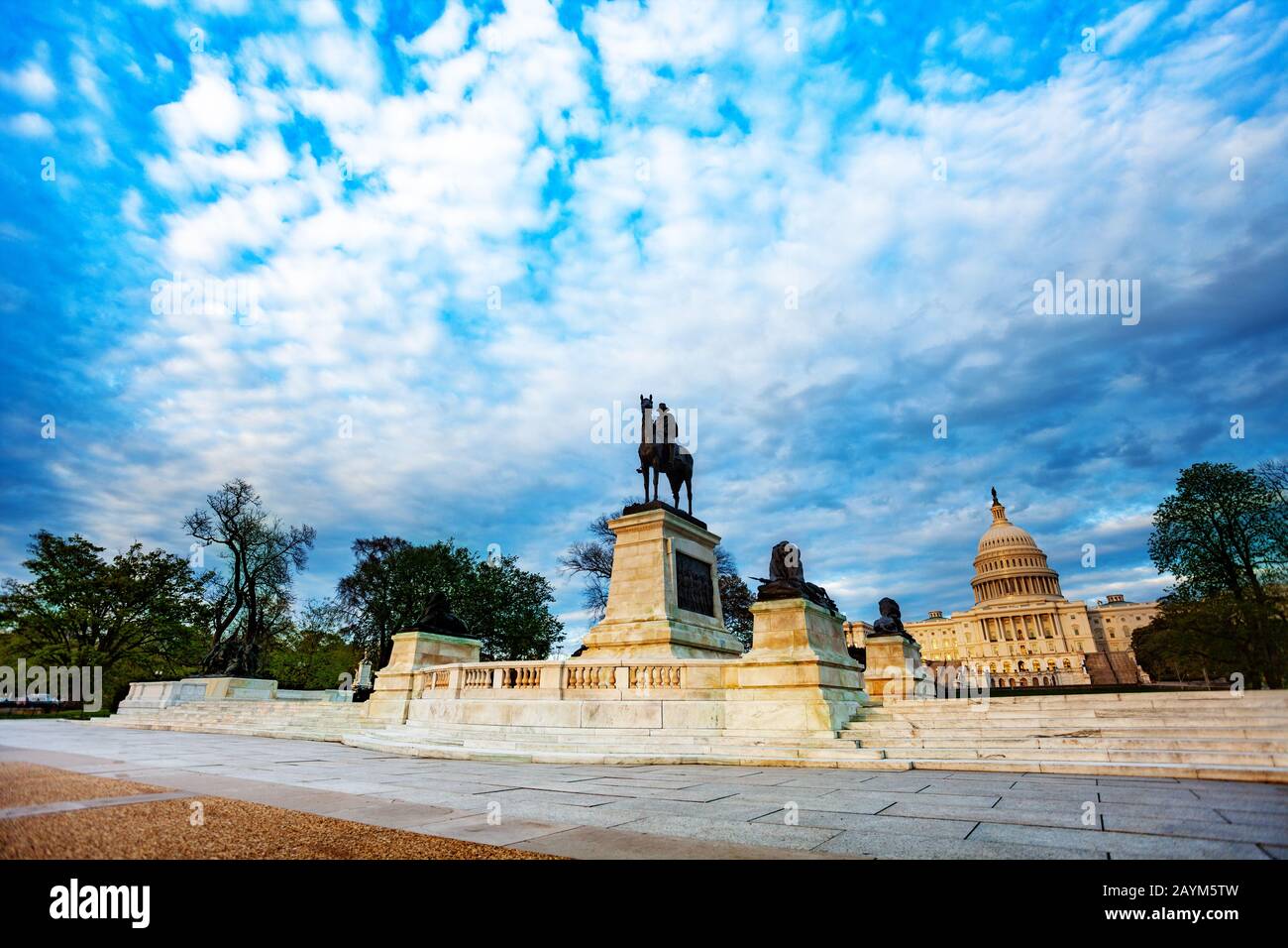 Ulysses S. Grant Memorial statue over United States Capitol Building ...