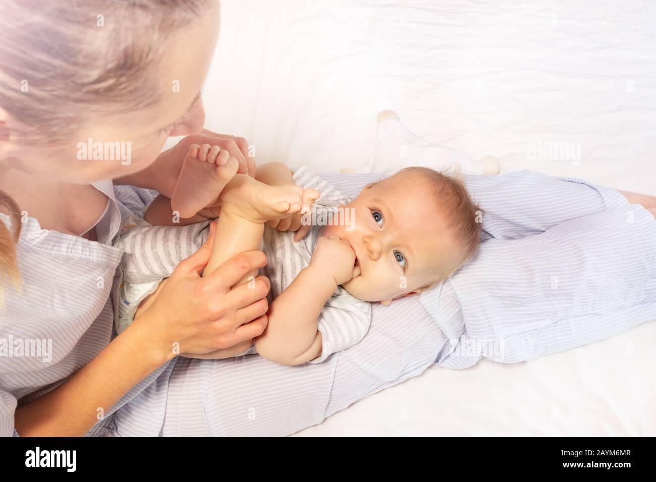 Grab on knees hi-res stock photography and images - Alamy