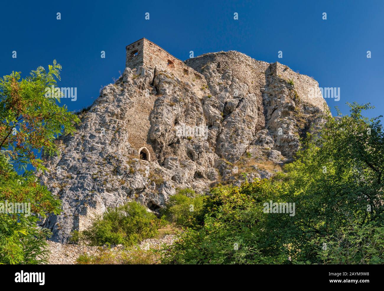 Ruined cliff top castle hi-res stock photography and images - Alamy