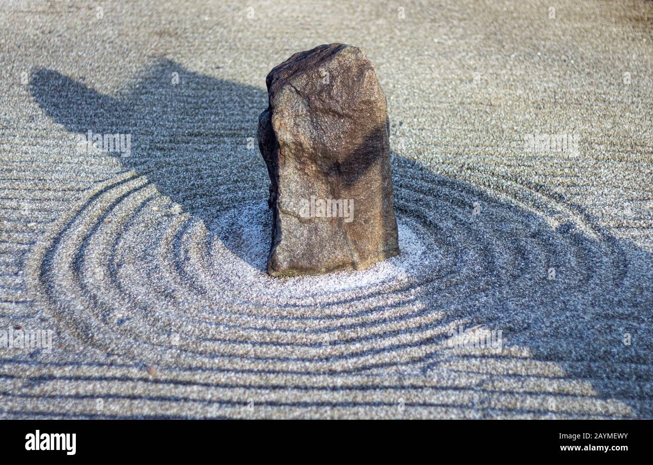 Japanese raking rock garden hi-res stock photography and images - Alamy