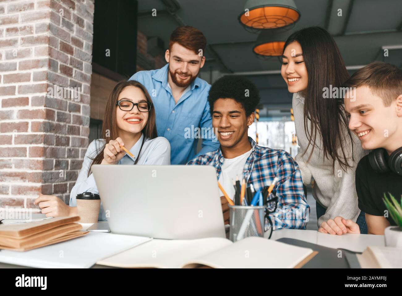 Group college girls using laptop hi-res stock photography and images ...