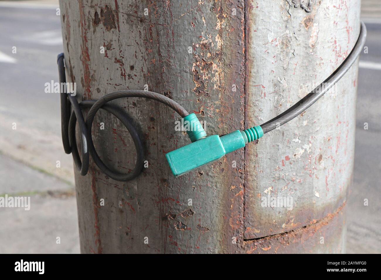 Security lock around a metal pole Stock Photo - Alamy