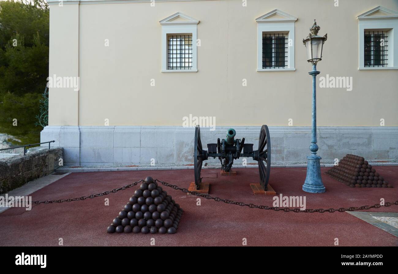 Turret shells hi-res stock photography and images - Alamy