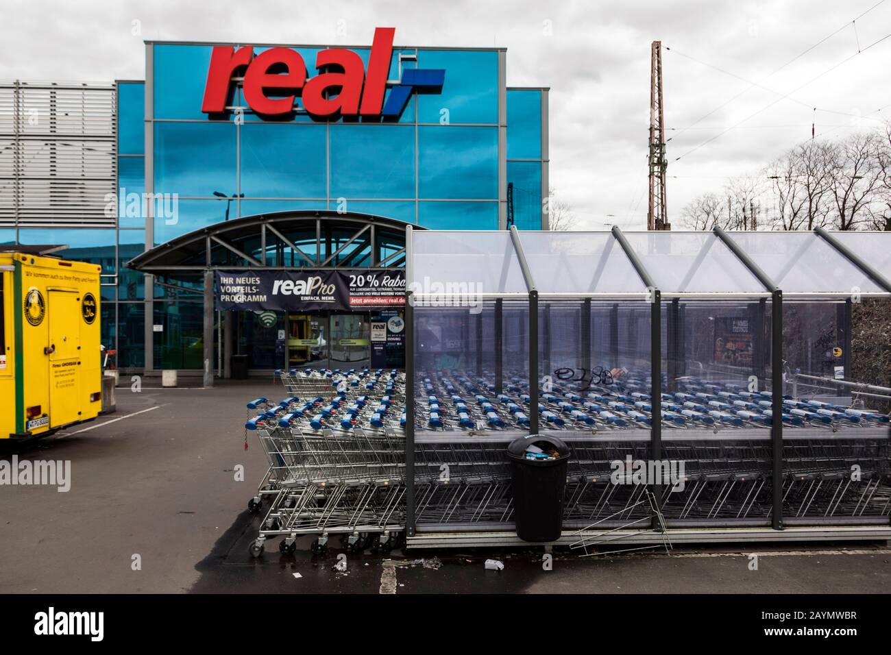 Real supermarket hi-res stock photography and images - Alamy