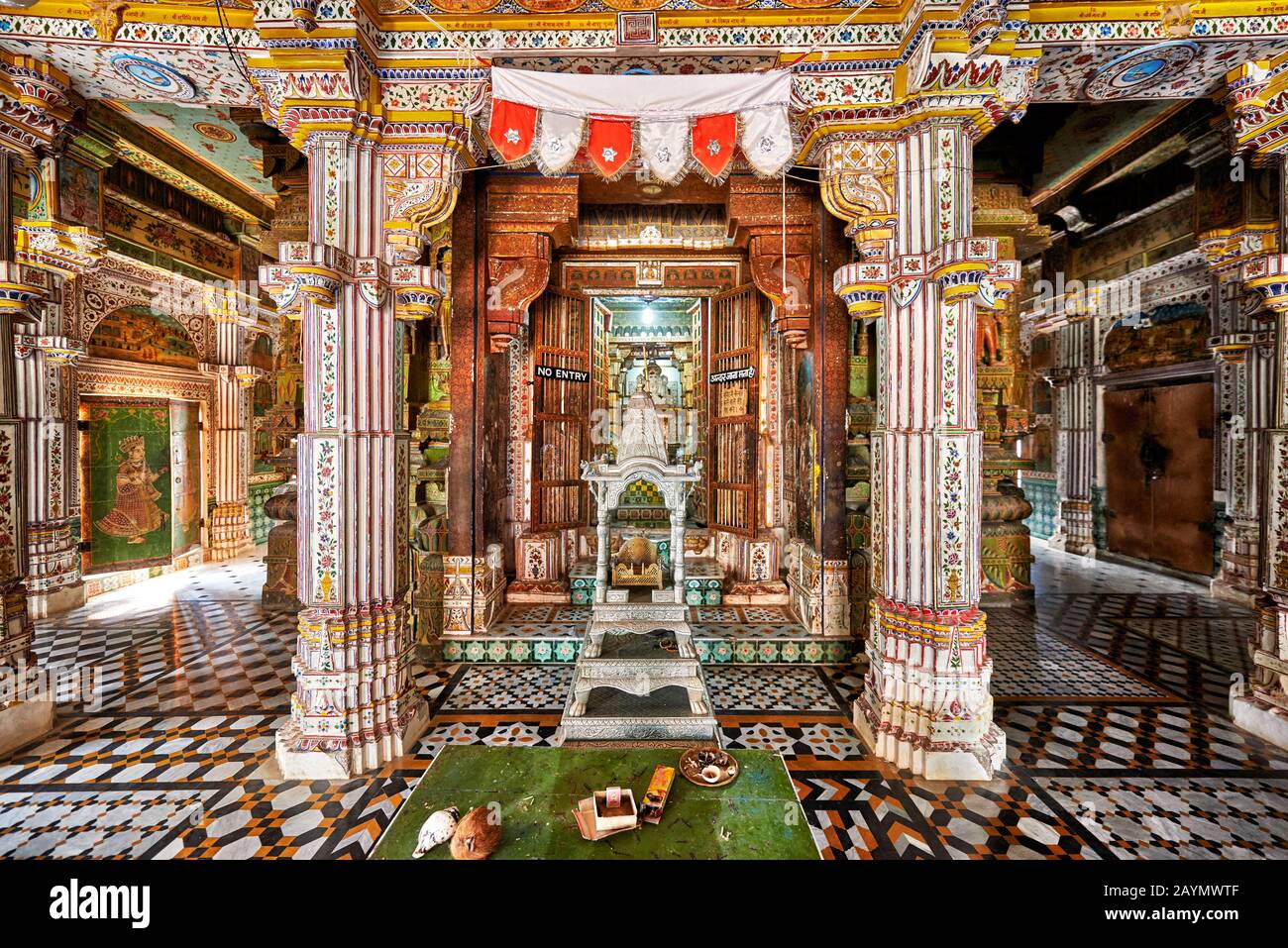 stone carved columns, Interior Shot of Bhandasar Jain Temple, Bikaner ...