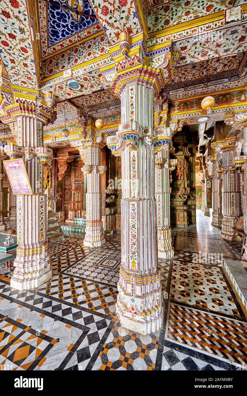 stone carved columns, Interior Shot of Bhandasar Jain Temple, Bikaner ...