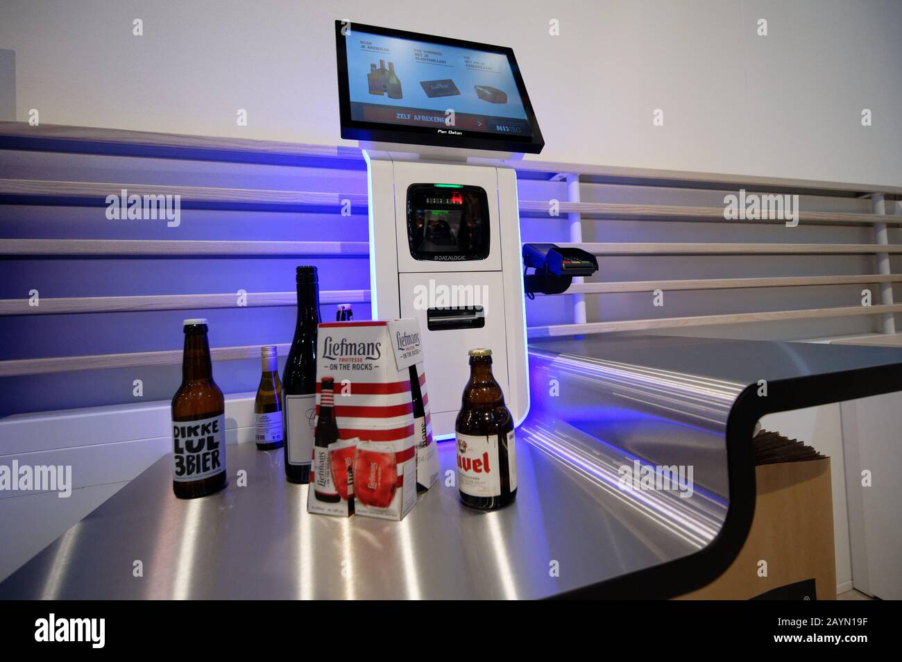 Self scan checkout hi-res stock photography and images - Alamy