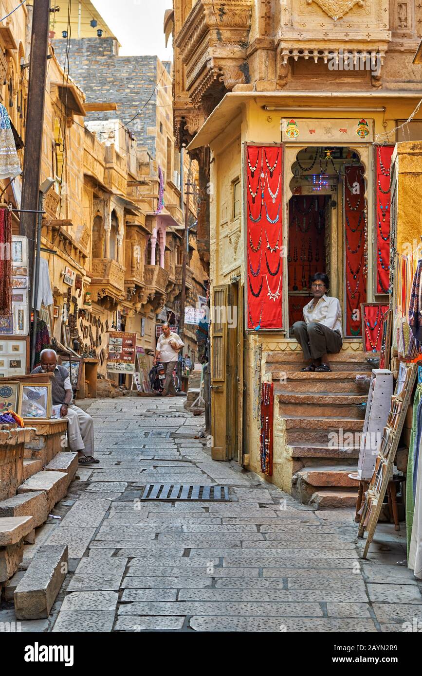 Narrow shot hi-res stock photography and images - Alamy