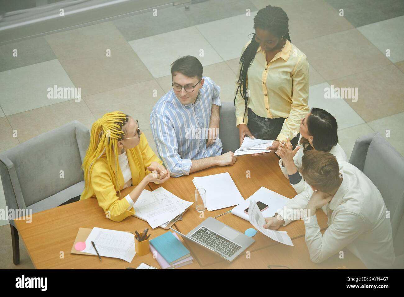 4k business man woman brainstorming hi-res stock photography and images ...